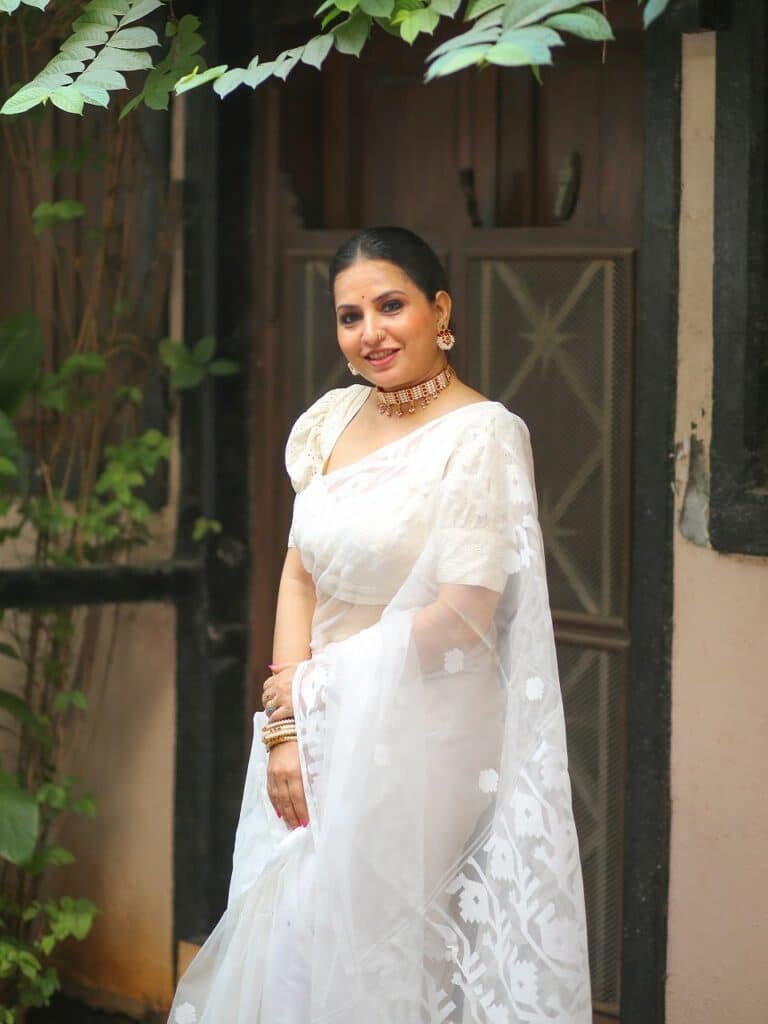 Heavenly White Pure Resham Muslin Silk Jamdani Saree - Loomfolks